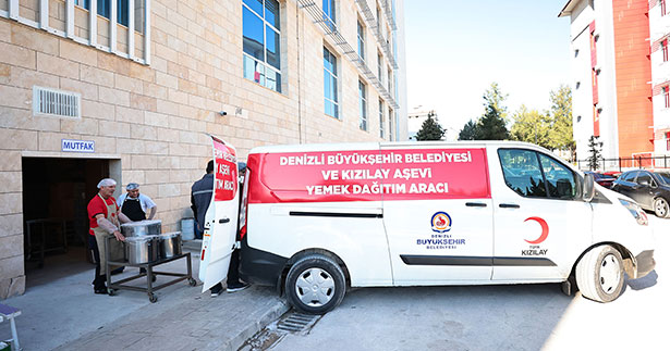 Denizli’ye gelen depremzedelerin sıcak yemekleri Büyükşehir’den ... Denizli’ye gelen depremzedelerin sıcak yemekleri Büyükşehir’den ...
